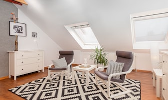 Apartamento luxo, 2 quartos | Área de estar | Smart TV 41 polegadas com canais a cabo