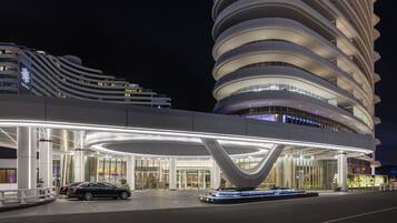 Fachada do alojamento (tarde/noite)