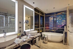 Penthouse Nobre, 2 quartos, terraço, vista para o oceano | Casa de banho | Um polibã e uma banheira separados, uma banheira de imersão total 