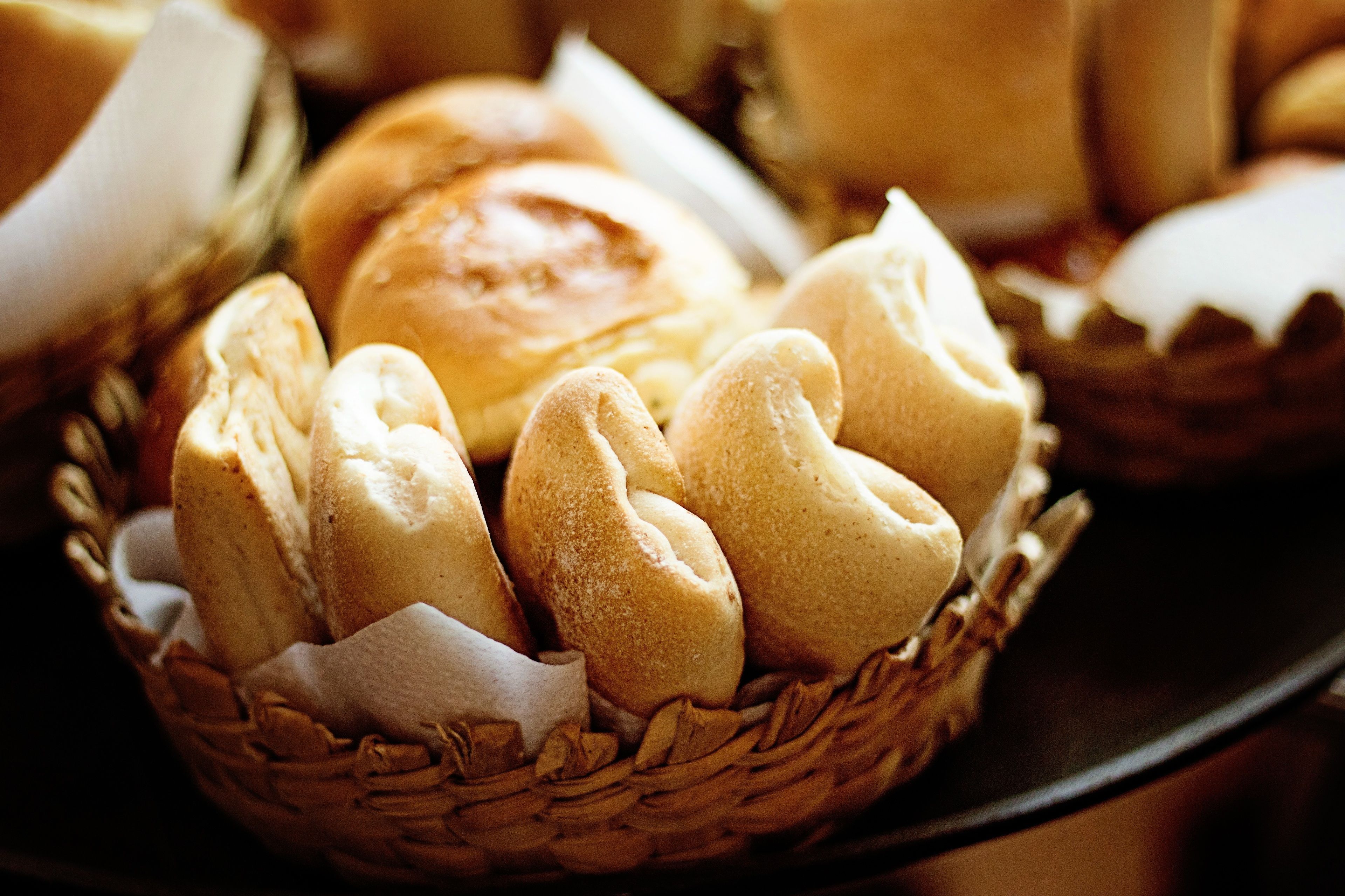 Uma cesta com pães variados.
