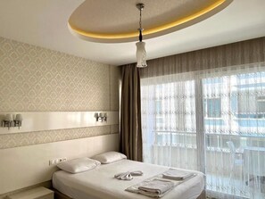 Estúdio Standard | Com decoração personalizada, com mobília individualizada, secretária 