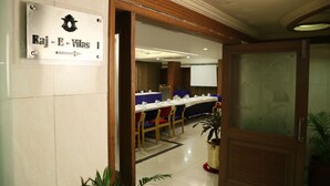 Uma sala de conferências com uma placa que diz 'Raj-E-Vilas I'.