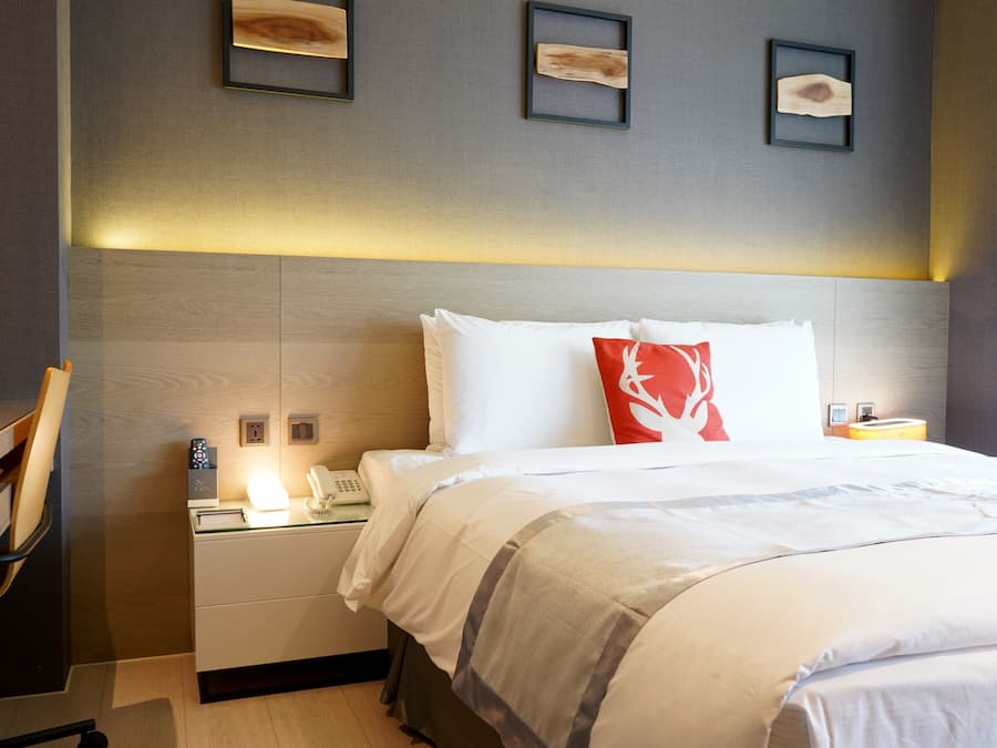 Edredons de pluma, cofres nos quartos, escrivaninha, cortinas blackout