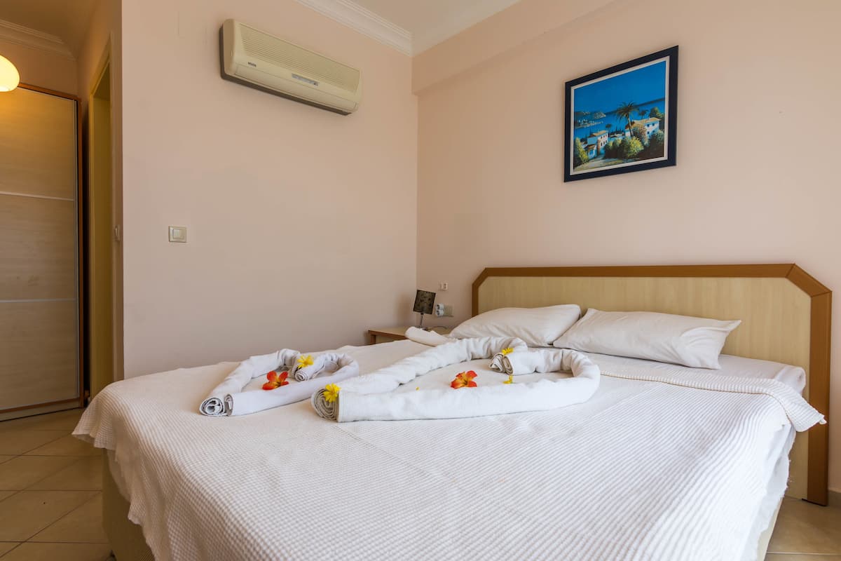 Apartamento Deluxe, 2 quartos | Roupa de alta qualidade, secretária, ferro/tábua de engomar