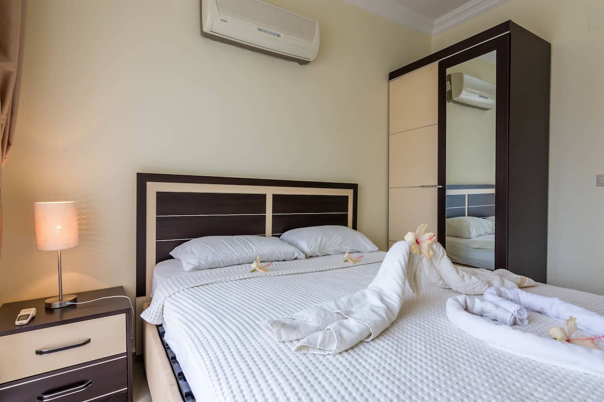 Apartamento Deluxe, 3 quartos | Roupa de alta qualidade, secretária, ferro/tábua de engomar