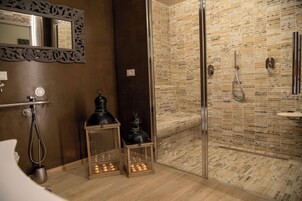 Junior Suite with Turkish Bath | Casa de banho | Um polibã, artigos de higiene pessoal grátis, um secador de cabelo