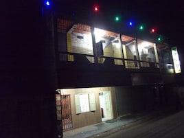 Fachada do alojamento (tarde/noite)