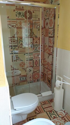 Quarto solteiro standard, 1 cama de solteiro | Banheiro | Produtos de toalete grátis, secador de cabelo, bidê, toalhas de banho