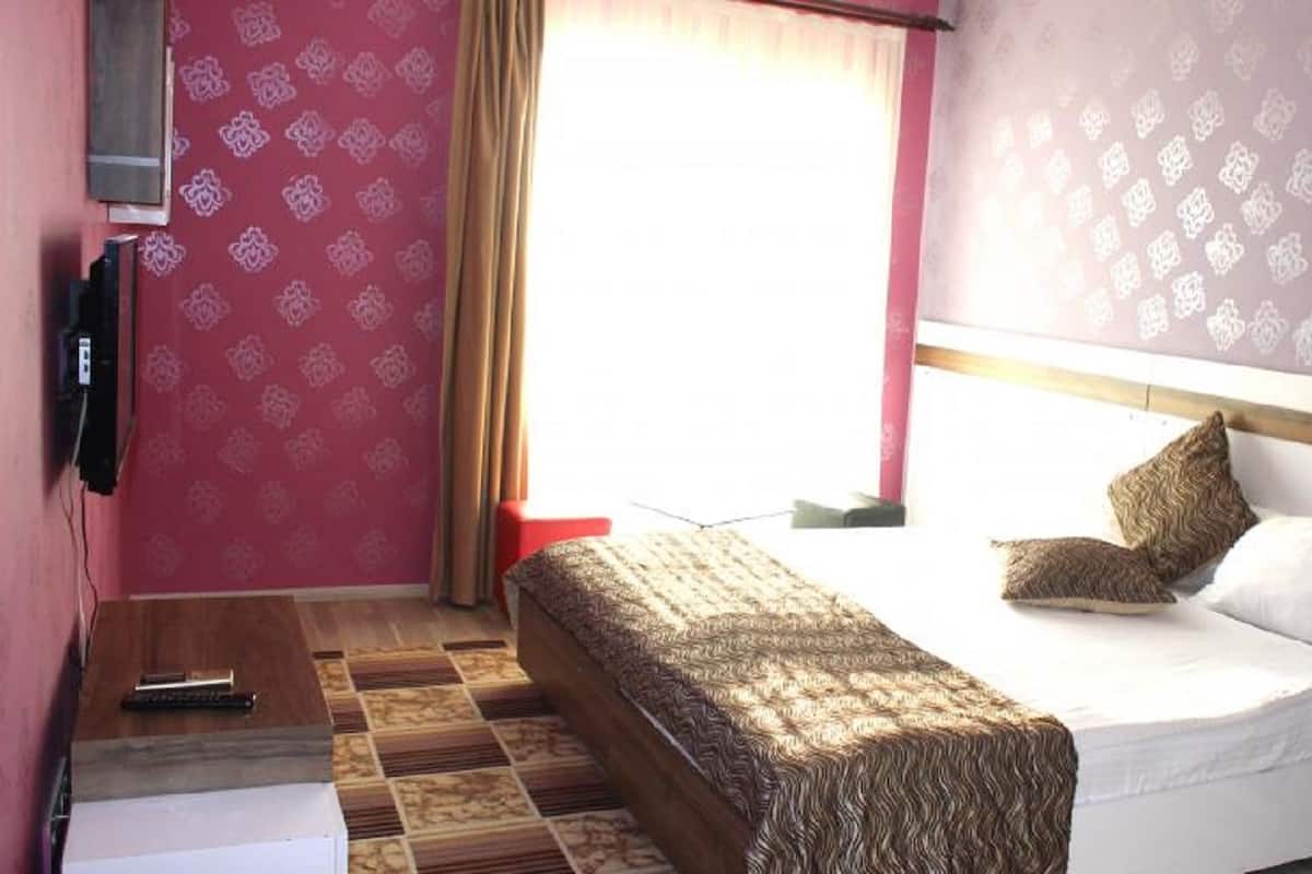 1 quarto, roupas de cama premium, frigobar, escrivaninha