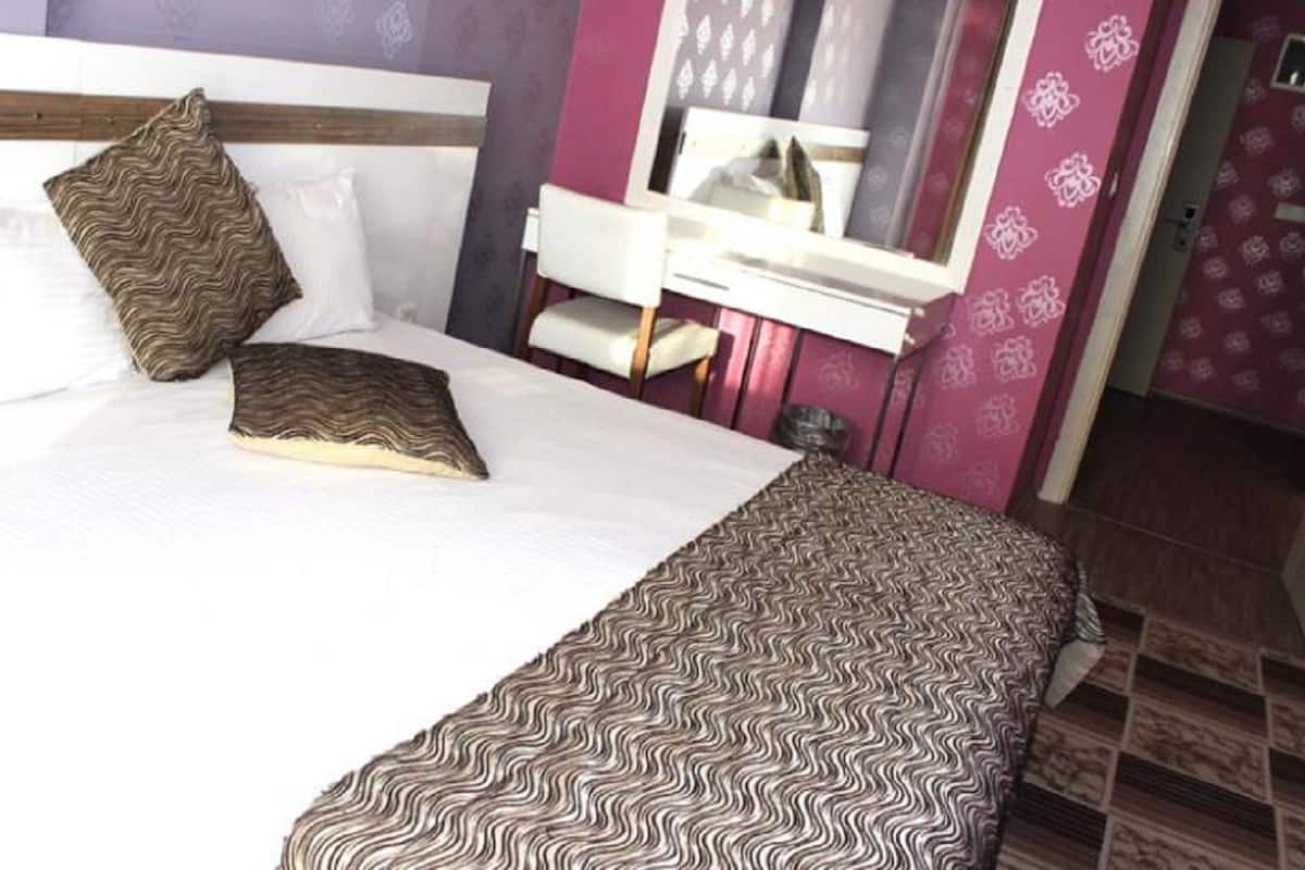 1 quarto, roupas de cama premium, frigobar, escrivaninha