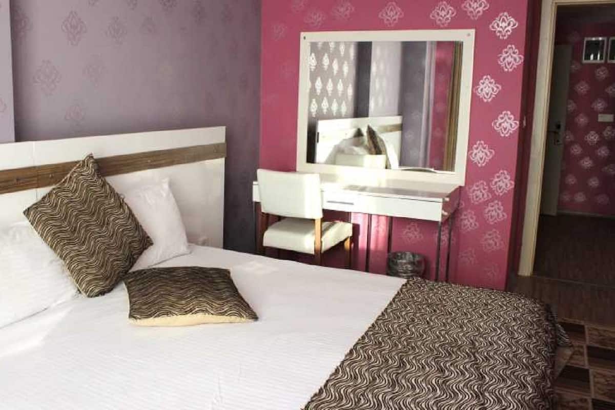 1 quarto, roupas de cama premium, frigobar, escrivaninha