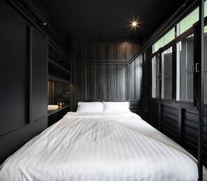 Private Queen Room with Shared Bathroom  | Com mobília individualizada 