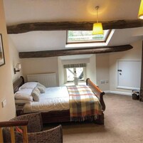 Com decoração personalizada, com mobília individualizada 