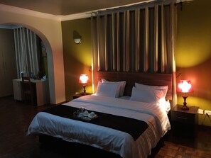 Quarto casal executivo, 1 cama King, vista para o jardim | Roupas de cama de algodão egípcio, roupas de cama premium