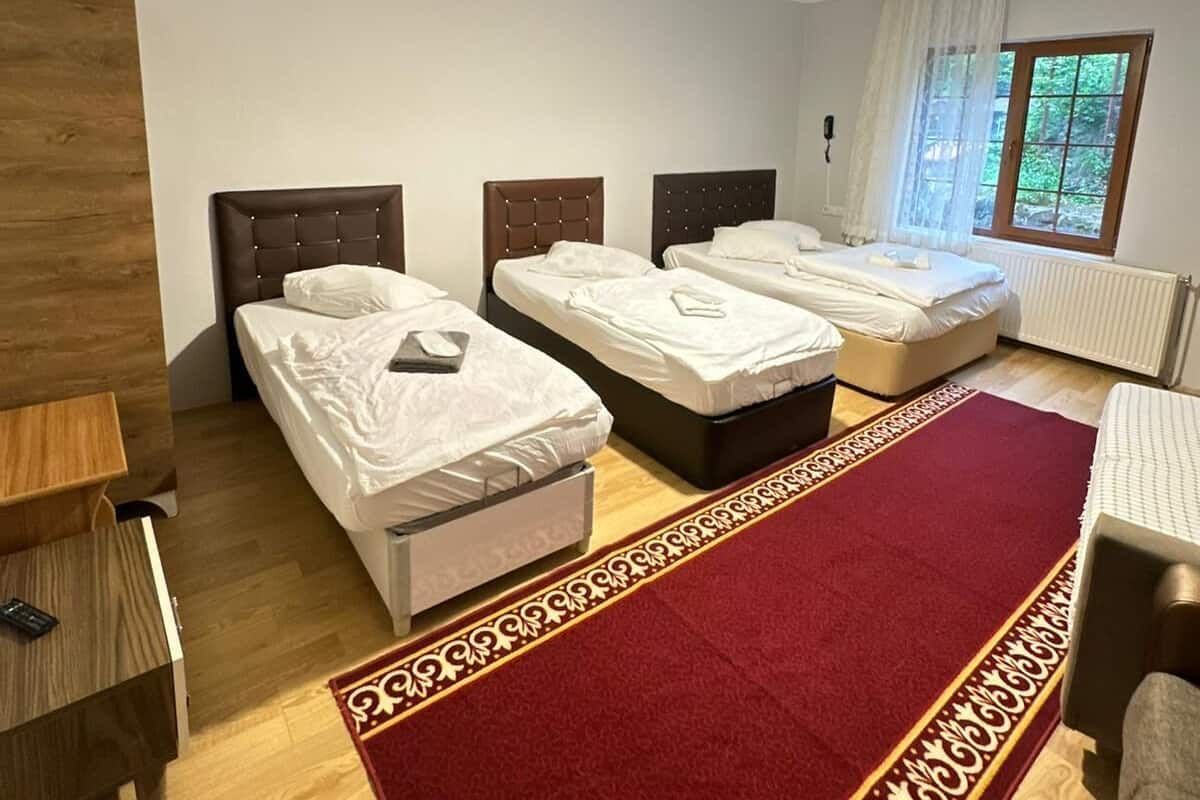 Quarto Quádruplo Standard | Secretária, quartos insonorizados, camas desdobráveis/extra grátis