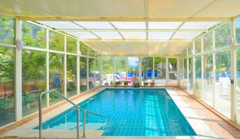 Piscina interna, piscina externa sazonal, guarda-sóis, espreguiçadeiras