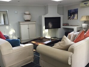 Apartamento Familiar, 1 quarto, cozinha, vista parcial para o oceano | Sala de estar | TV de ecrã plano 