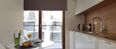 Estúdio | Kitchenette privada | Um frigorífico/congelador grande, um micro-ondas, uma placa de cozinha