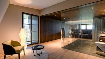 Suíte júnior, sacada, vista para a montanha | Roupas de cama premium, frigobar, cofres nos quartos, escrivaninha
