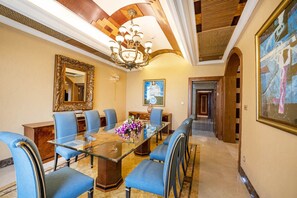 4 restaurantes, café da manhã, culinária internacional