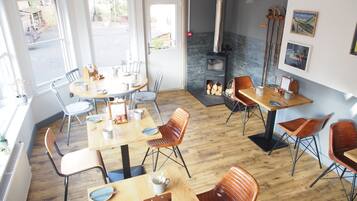 Pequeno-almoço preparado no momento diário (10 GBP por pessoa)