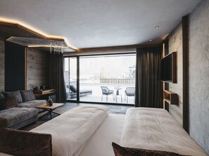 Suíte | Cofres nos quartos, escrivaninha, espaço de trabalho para notebook