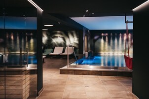 Piscina interna, funciona das 7h às 19h, espreguiçadeiras