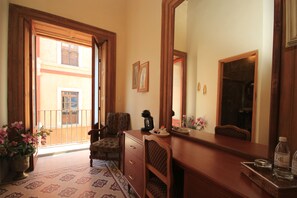 Quarto, 1 quarto, para não fumantes, vista para a cidade | Cofres nos quartos, escrivaninha, ferros/tábuas de passar roupa