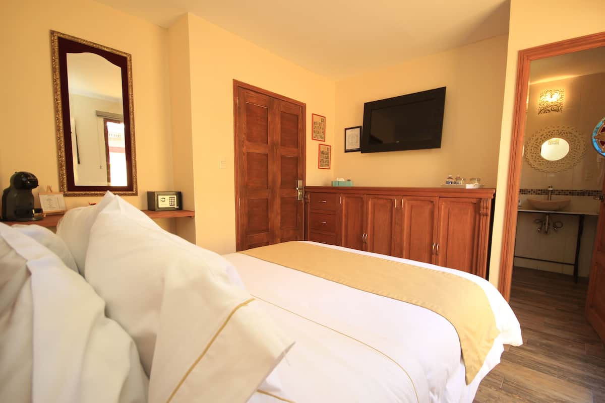Quarto Standard, 1 cama queen-size | Cofre no quarto, secretária, ferro/tábua de engomar
