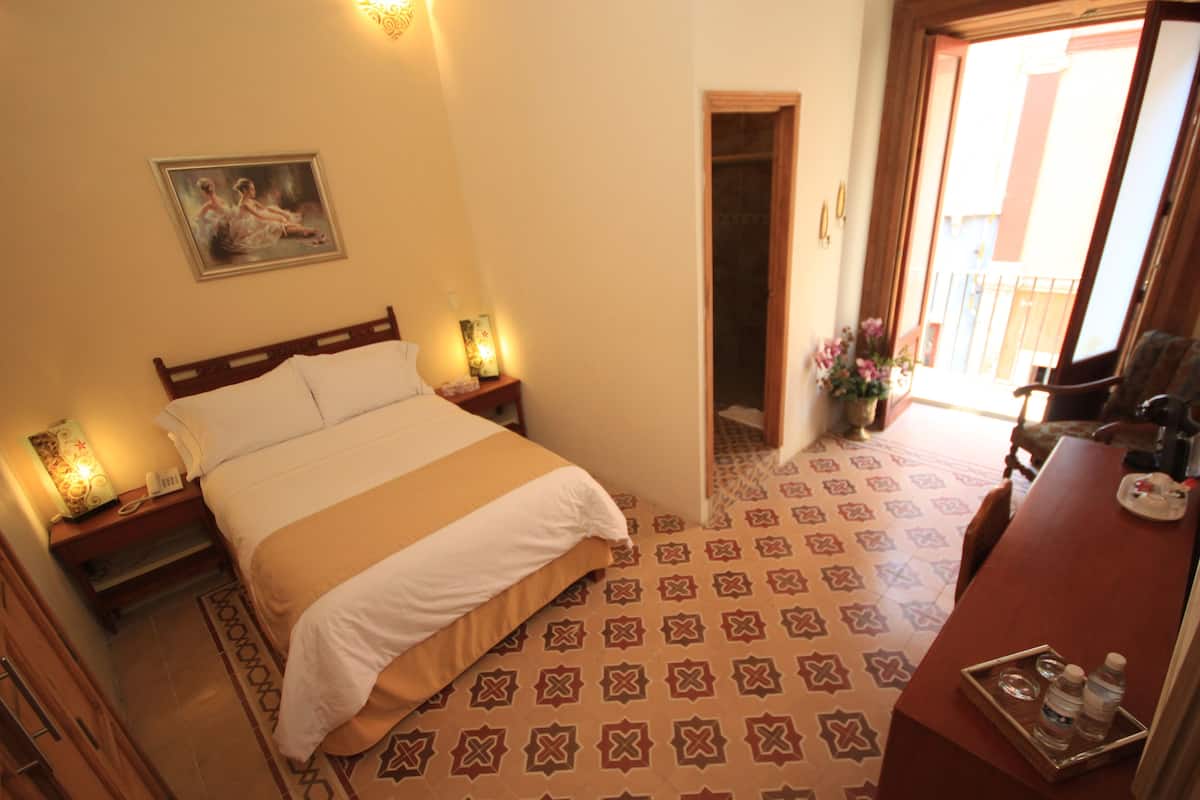 Quarto, 1 quarto, não fumadores, Vista para a cidade | Cofre no quarto, secretária, ferro/tábua de engomar