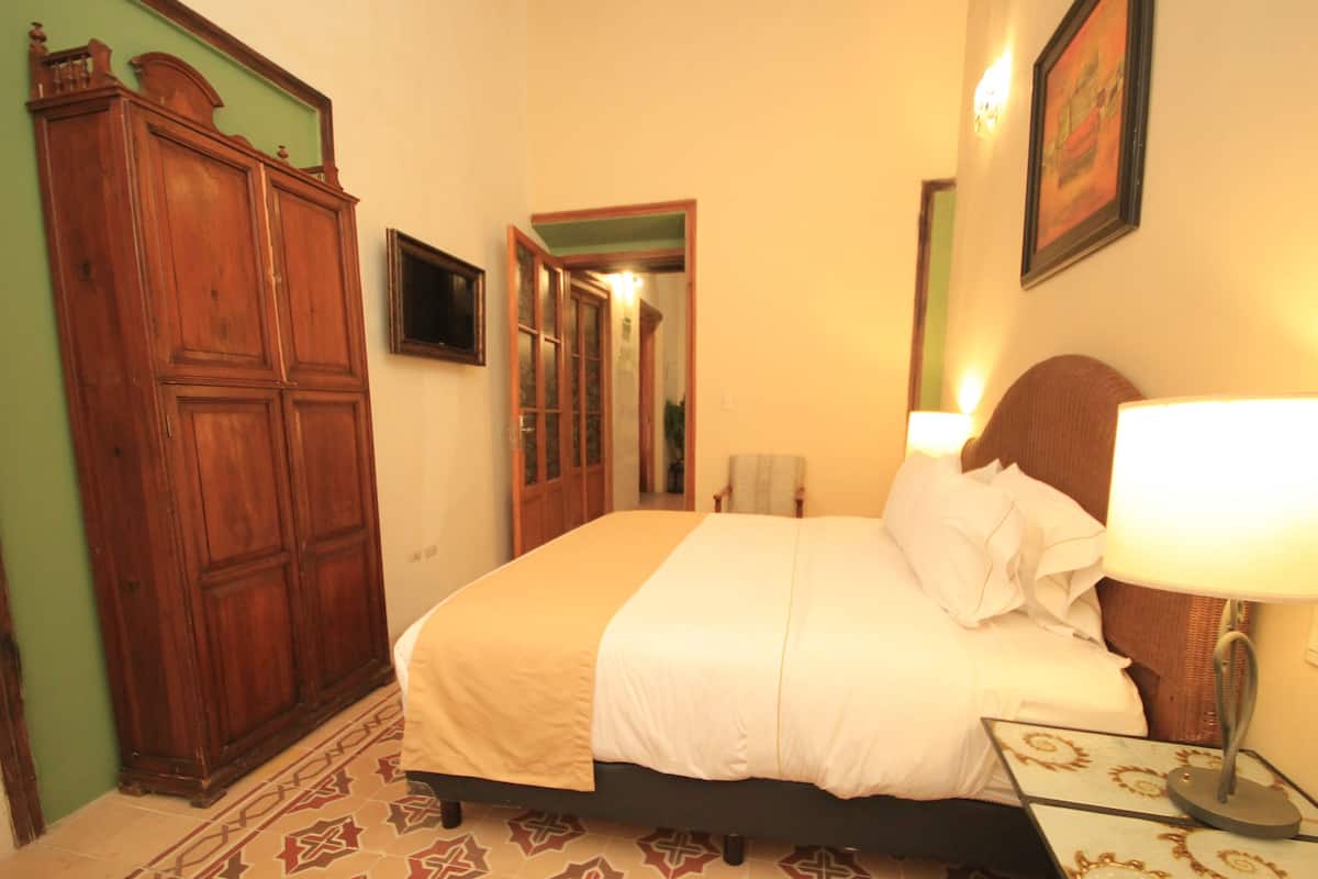 Quarto Clássico, 1 cama queen-size | Cofre no quarto, secretária, ferro/tábua de engomar