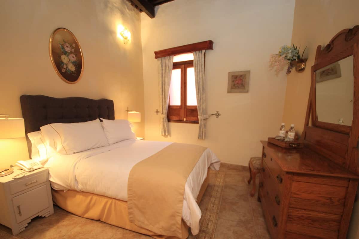 Quarto Club | Cofre no quarto, secretária, ferro/tábua de engomar