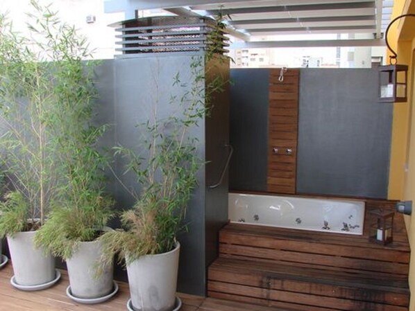 Suite, 1 cama king-size (Jacuzzi y Terraza privada) | Minibar, cofre no quarto, secretária, cortinas/cortinados opacos