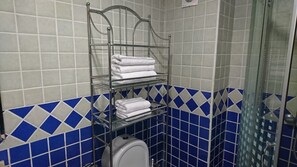 Apartamento, 2 quartos | Banheiro | Chuveiro, chuveiro com efeito de chuva, produtos de toalete grátis 