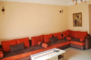 Apartamento, 2 quartos | Sala de estar | TV LCD 50 polegadas com canais via satélite, TV, filmes pagos