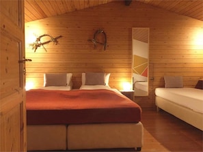 Quarto Triplo, casa de banho partilhada | Cortinas/cortinados opacos, ferro/tábua de engomar, Wi-fi grátis 