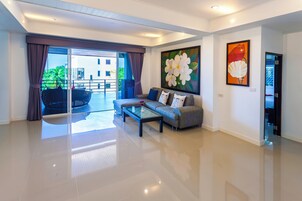 Apartment with Terrace | Sala de estar | Televisor de ecrã plano de 40 polegadas com canais por cabo, televisor