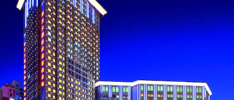 Fachada do alojamento (tarde/noite)