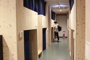 Dormitório Partilhado Standard, em dormitório misto, não fumadores | Secretária, cortinas/cortinados opacos, ferro/tábua de engomar