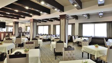 Café da manhã com buffet grátis todos os dias