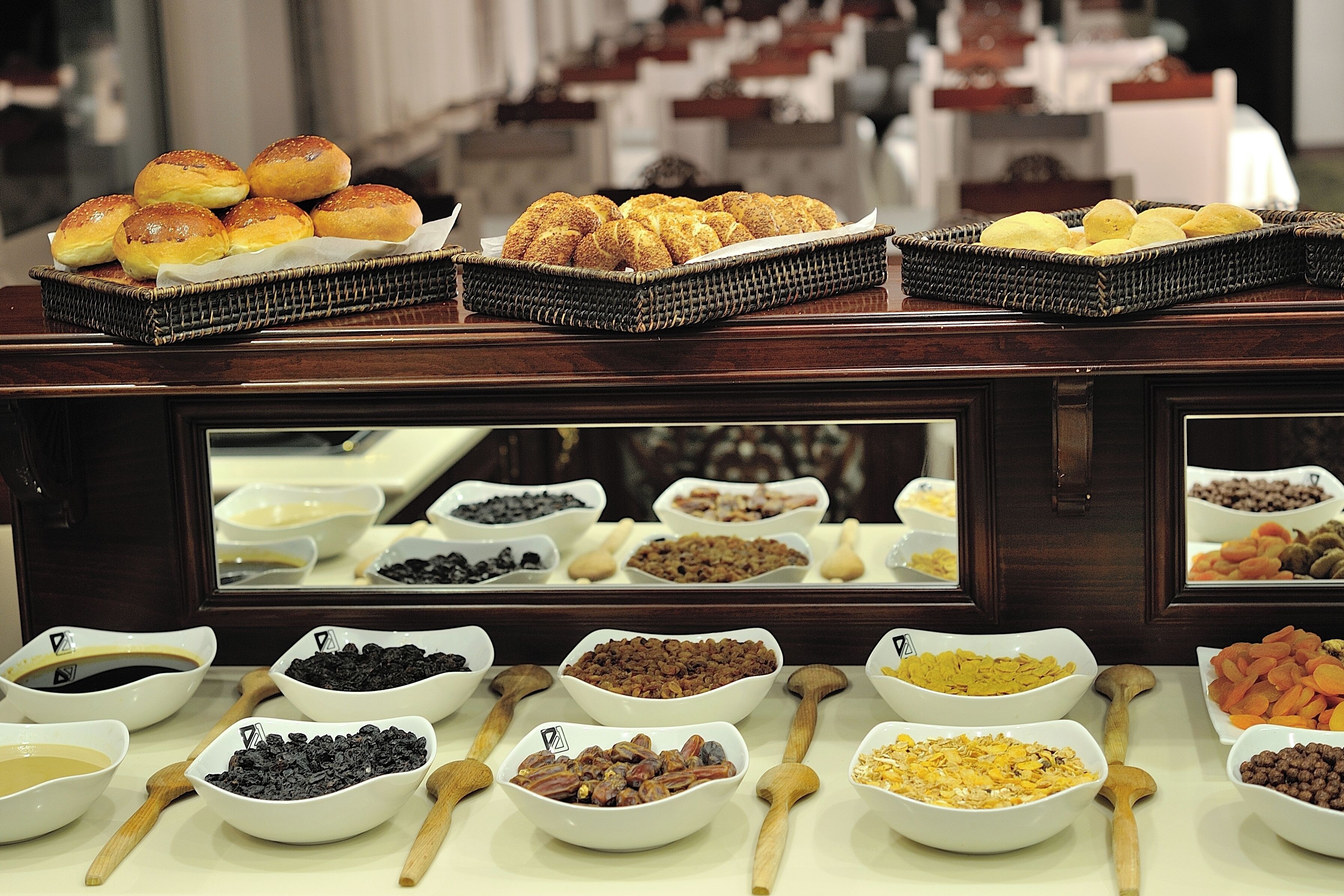 Buffet com diversos alimentos e utensílios.