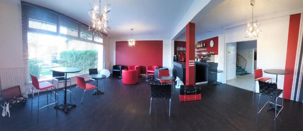 Decoração moderna com área de bar, assentos e escada.