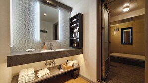 Quarto, fumadores (Queen Bed, with Spa Bath) | Comodidades da casa de banho