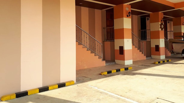 Um edifício com vários andares e uma escadaria que dá acesso a um andar superior.