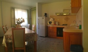 Um frigorífico, um micro-ondas, uma placa de cozinha 