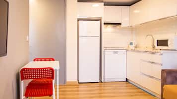 Penthouse Empresarial | Cozinha privada | Um frigorífico, um micro-ondas, uma placa de cozinha