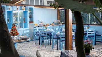 Café da manhã com buffet grátis