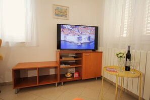 Apartamento standard, 1 quarto, no piso térreo | Área de estar | TV de tela plana 43 polegadas com canais via satélite, TV