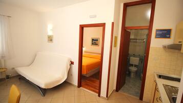 Apartamento Standard, 1 quarto, no rés do chão | Sala de estar | Televisor de ecrã plano de 43 polegadas com canais via satélite