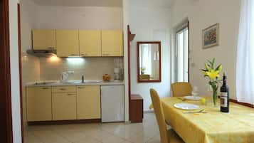 Apartamento Standard, 1 quarto, no rés do chão | Sala de estar | Televisor de ecrã plano de 43 polegadas com canais via satélite